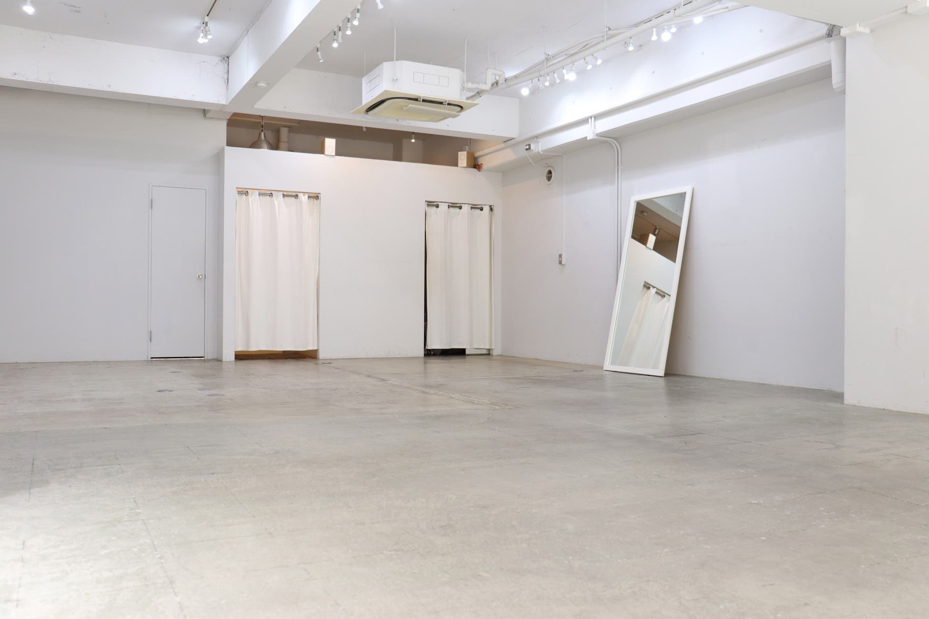 【大阪・本町駅4分】路面で駐車場2台付きの南向き / 展示会やポップアップストアに最適 / ガラス張りの25坪のレンタルスペースの写真5