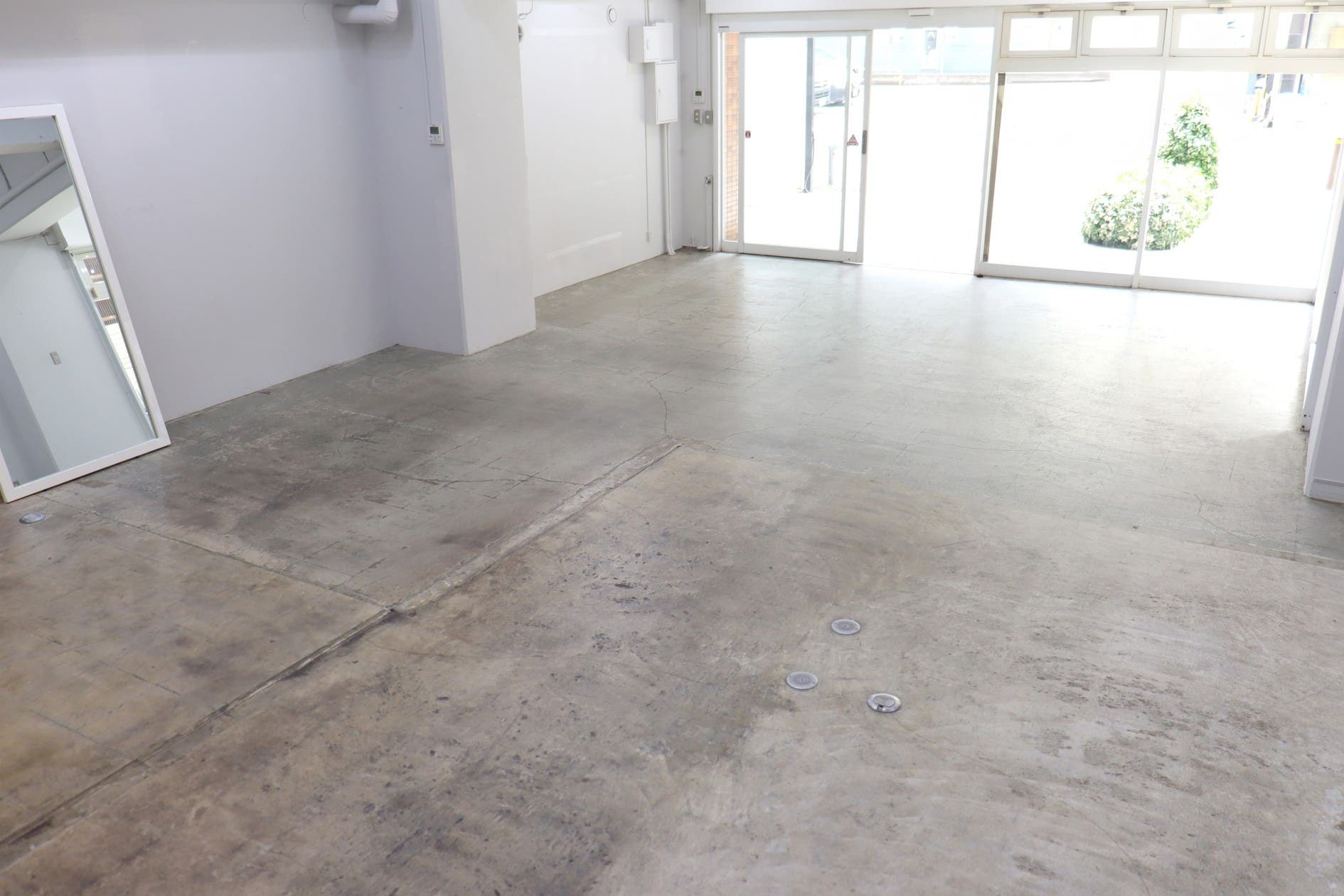 【大阪・本町駅4分】路面で駐車場2台付きの南向き / 展示会やポップアップストアに最適 / ガラス張りの25坪のレンタルスペースの写真6