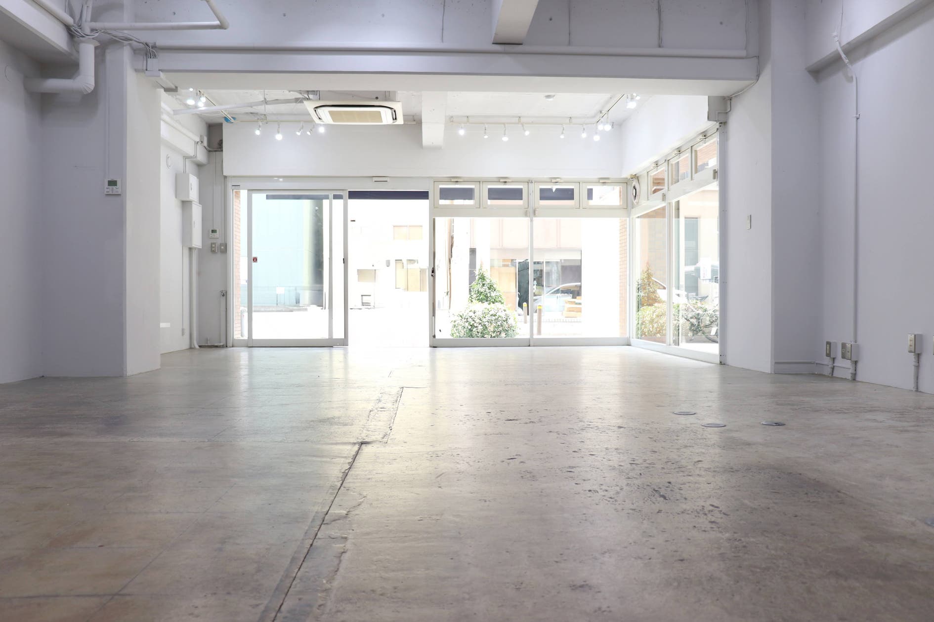 【大阪・本町駅4分】路面で駐車場2台付きの南向き / 展示会やポップアップストアに最適 / ガラス張りの25坪のレンタルスペースの写真7