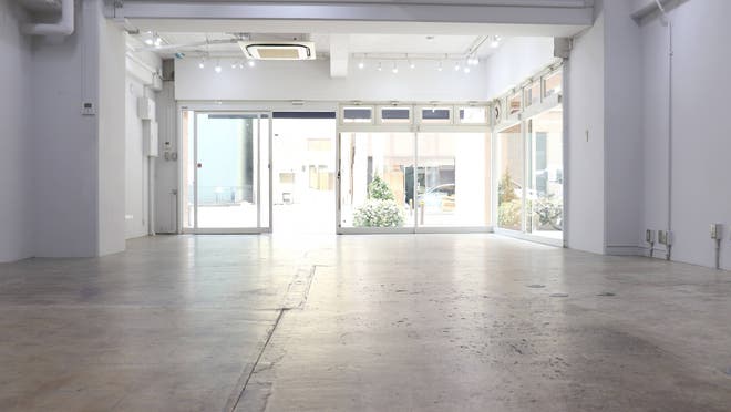 【大阪・本町駅4分】路面で駐車場2台付きの南向き / 展示会やポップアップストアに最適 / ガラス張りの25坪のレンタルスペースの写真7