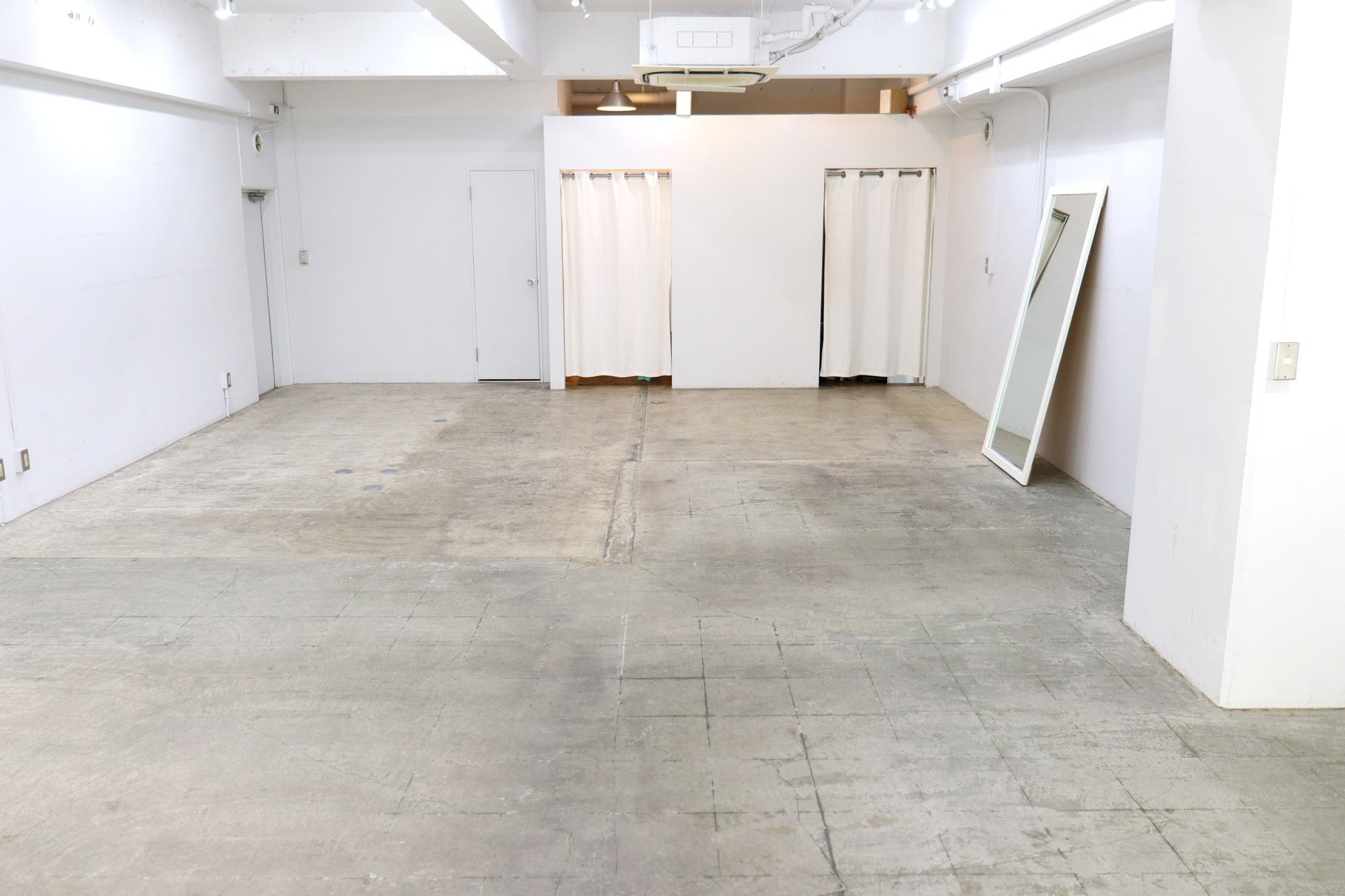 【大阪・本町駅4分】路面で駐車場2台付きの南向き / 展示会やポップアップストアに最適 / ガラス張りの25坪のレンタルスペースの写真8