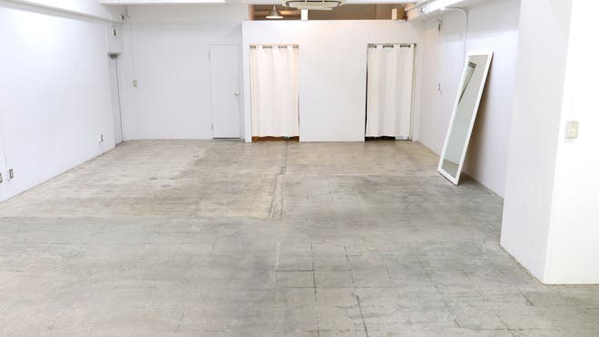 【大阪・本町駅4分】路面で駐車場2台付きの南向き / 展示会やポップアップストアに最適 / ガラス張りの25坪のレンタルスペースの写真8