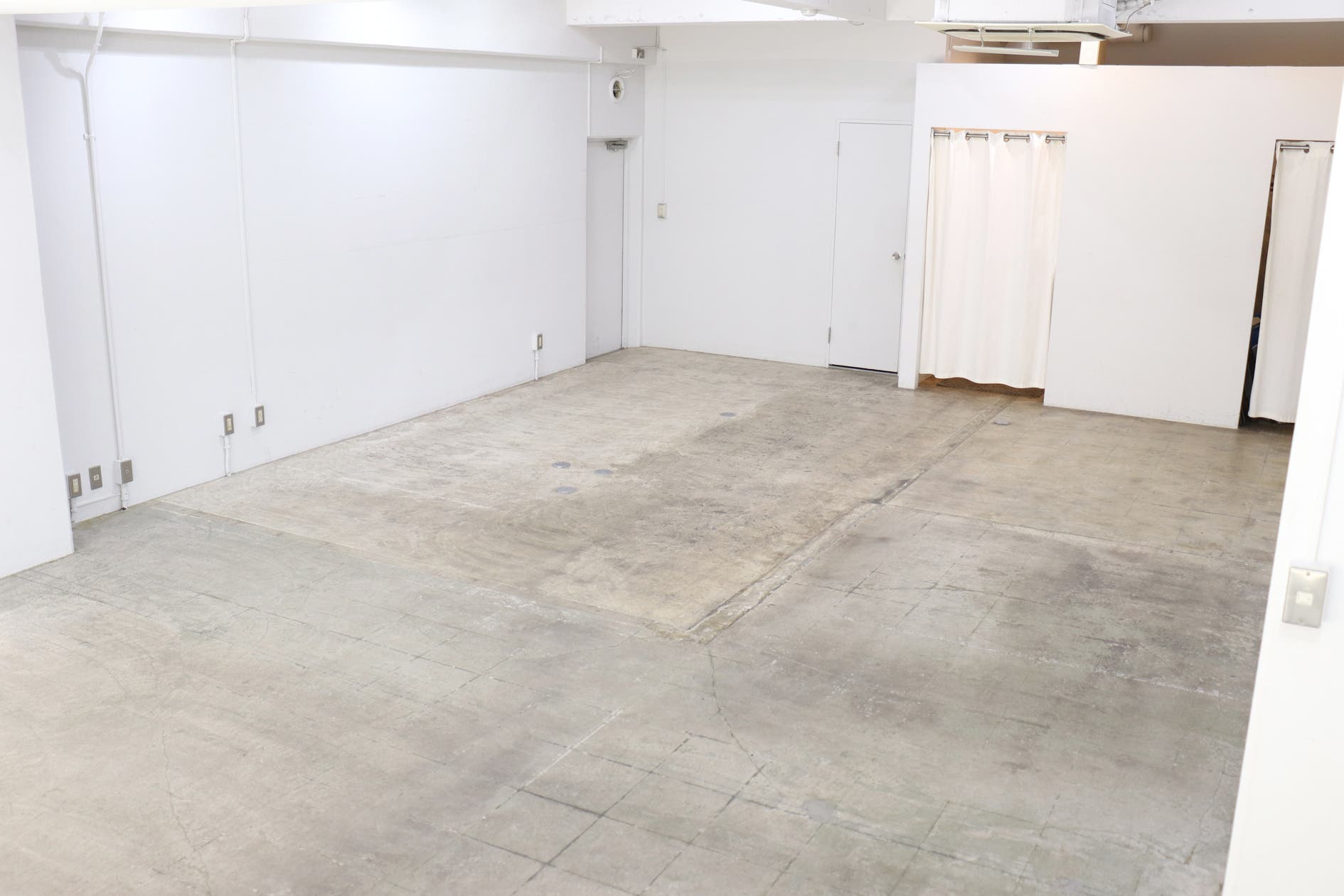 【大阪・本町駅4分】路面で駐車場2台付きの南向き / 展示会やポップアップストアに最適 / ガラス張りの25坪のレンタルスペースの写真9