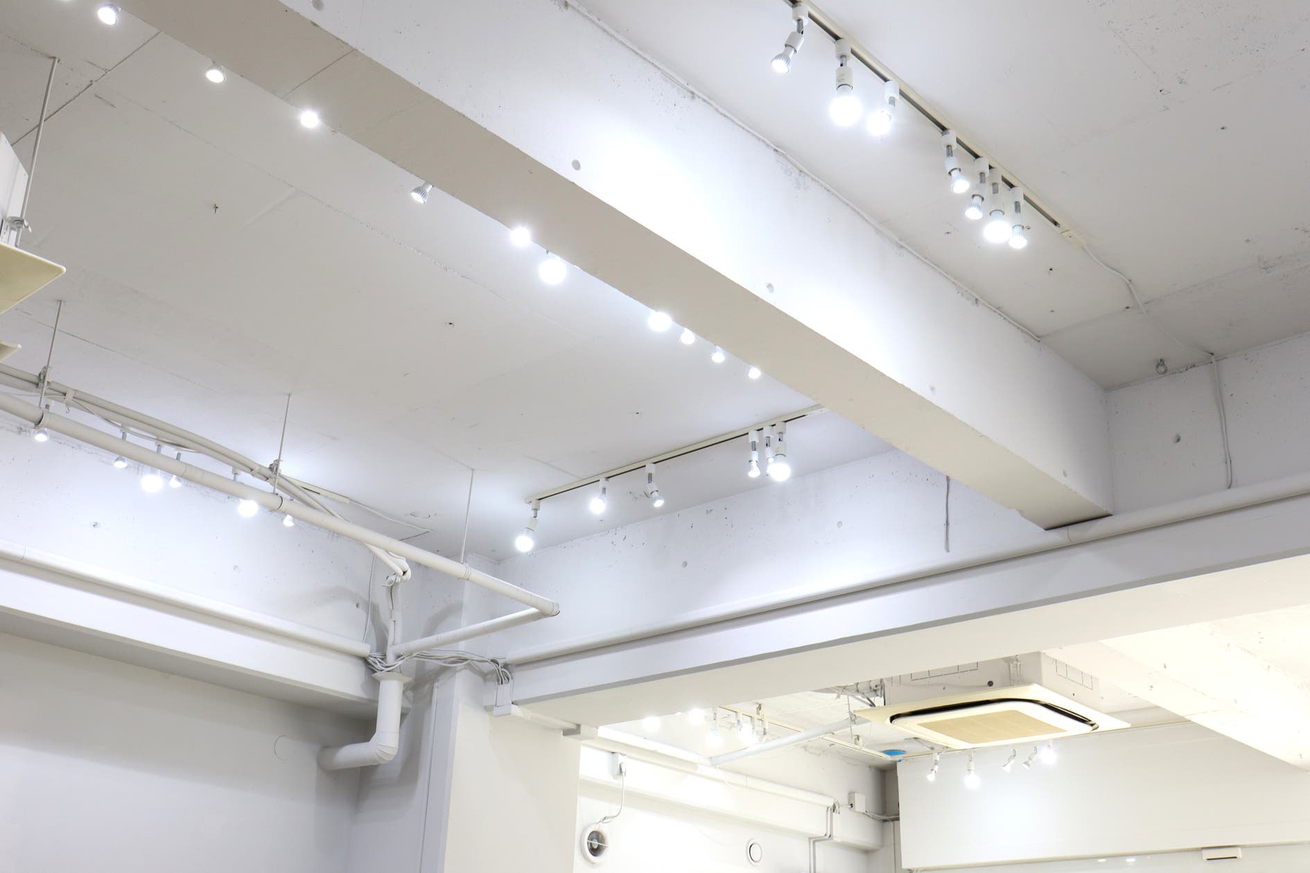 【大阪・本町駅4分】路面で駐車場2台付きの南向き / 展示会やポップアップストアに最適 / ガラス張りの25坪のレンタルスペースの写真10