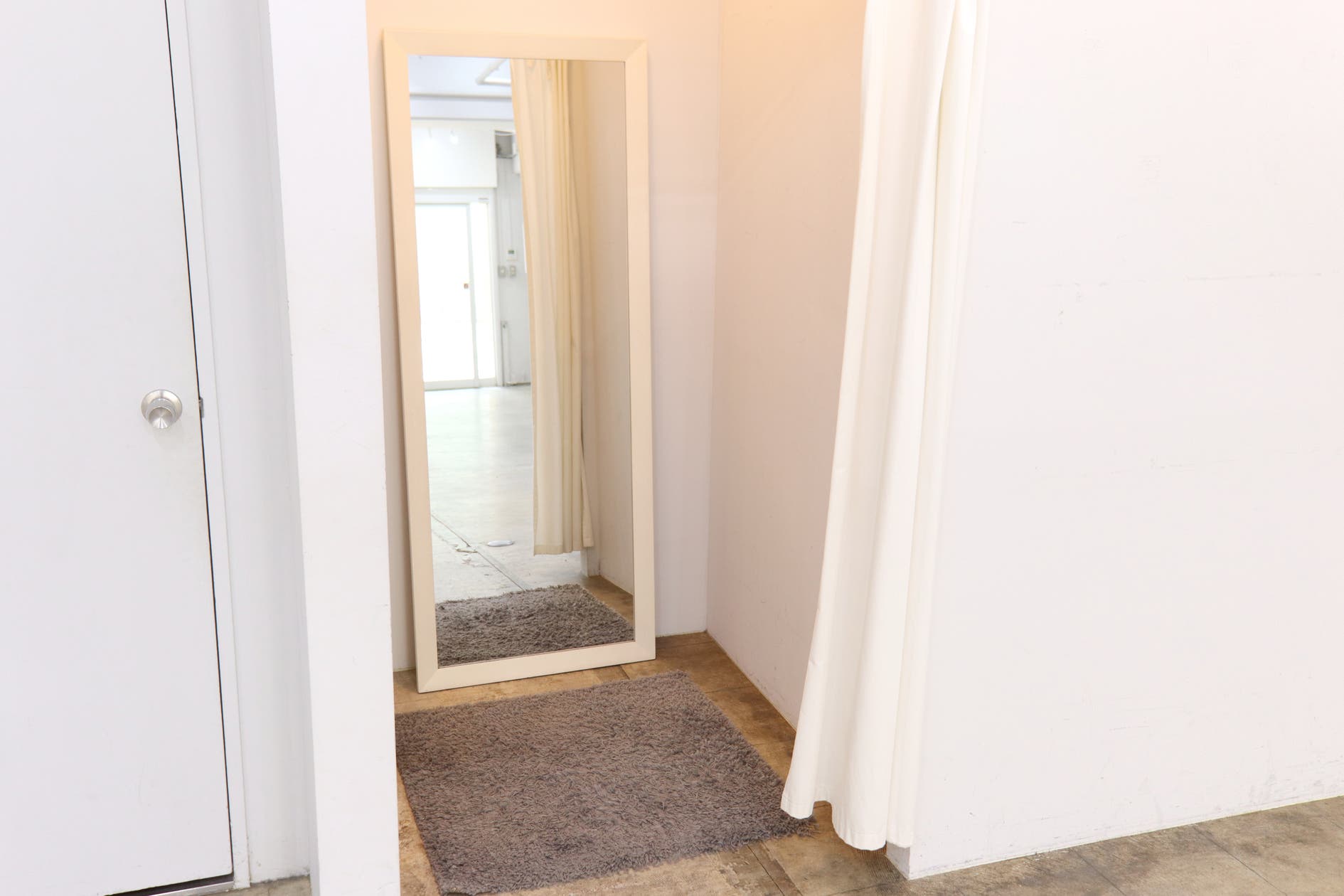 【大阪・本町駅4分】路面で駐車場2台付きの南向き / 展示会やポップアップストアに最適 / ガラス張りの25坪のレンタルスペースの写真12