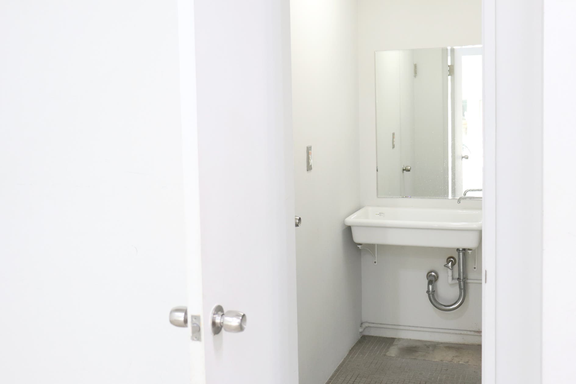 【大阪・本町駅4分】路面で駐車場2台付きの南向き / 展示会やポップアップストアに最適 / ガラス張りの25坪のレンタルスペースの写真13