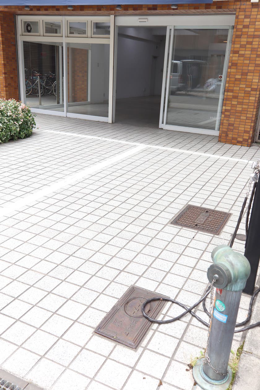 【大阪・本町駅4分】路面で駐車場2台付きの南向き / 展示会やポップアップストアに最適 / ガラス張りの25坪のレンタルスペースの写真17