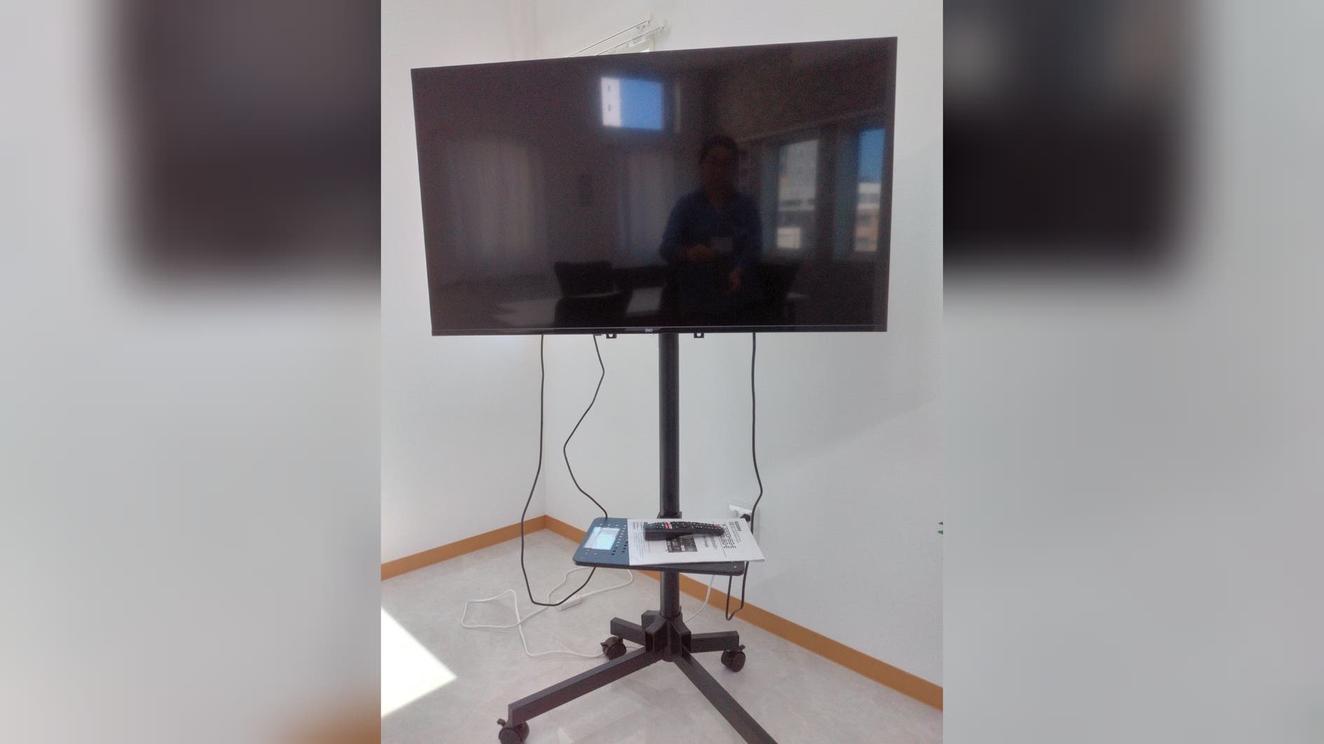 新小岩駅から徒歩4分。3階会議室。着席人数6名。会議、商談、面接などの写真7