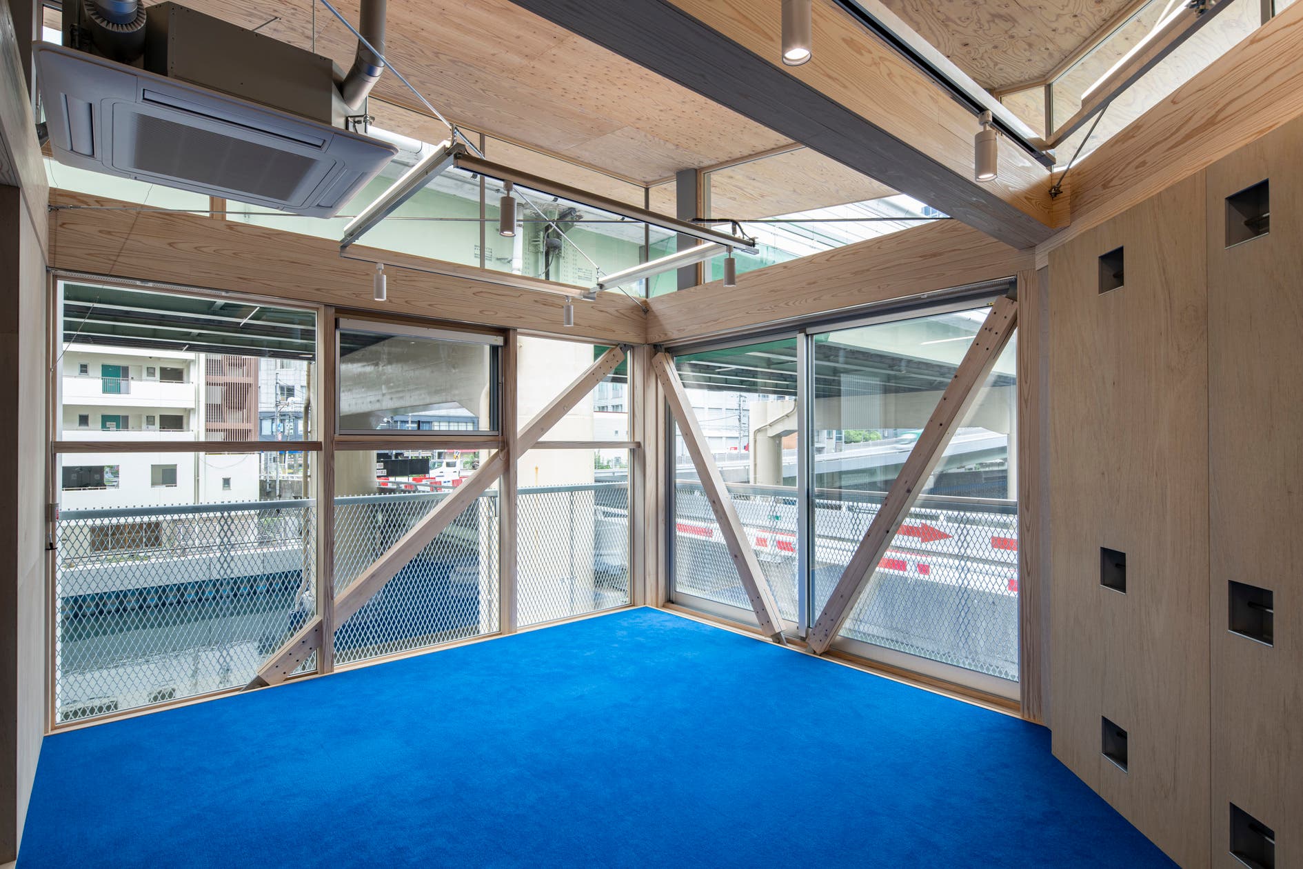 【堺筋本町駅】靴を脱いでくつろげる「ルーム」の写真2