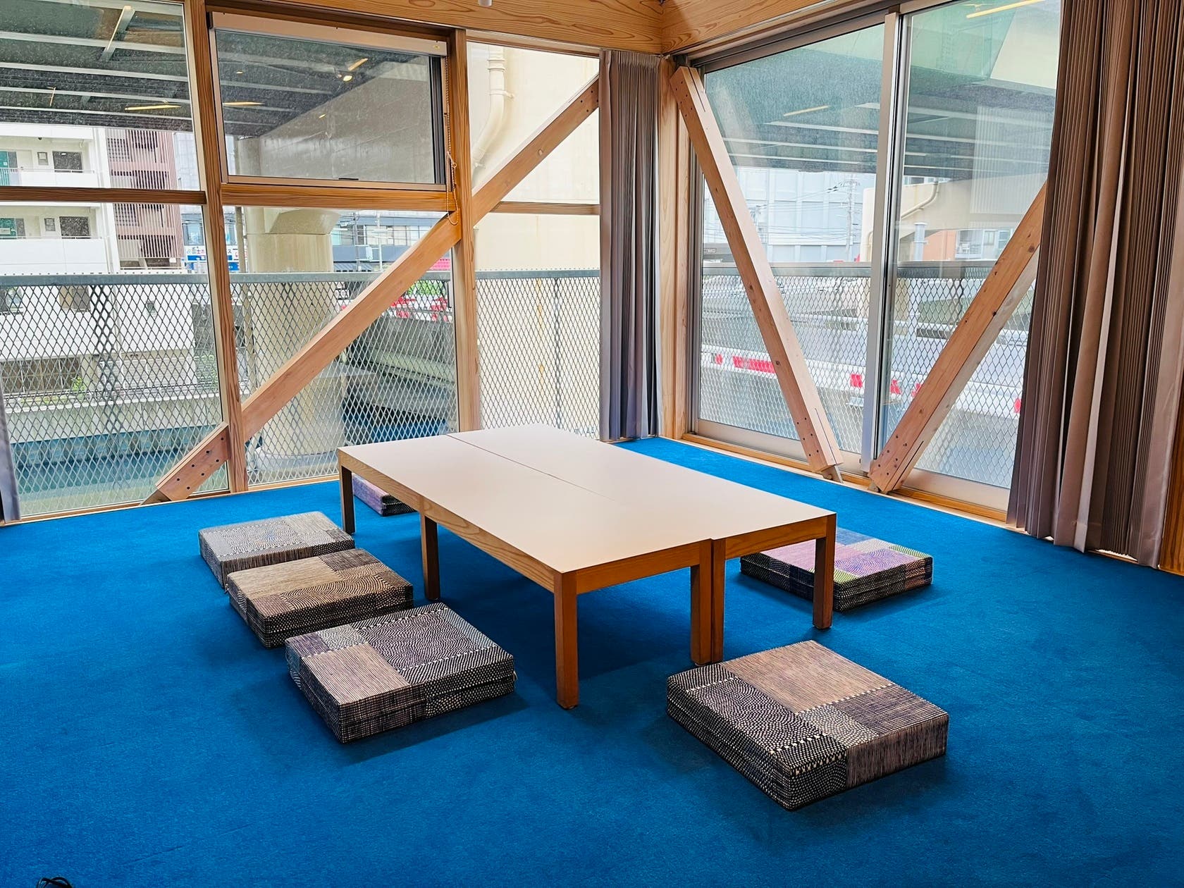 【堺筋本町駅】靴を脱いでくつろげる「ルーム」の写真1