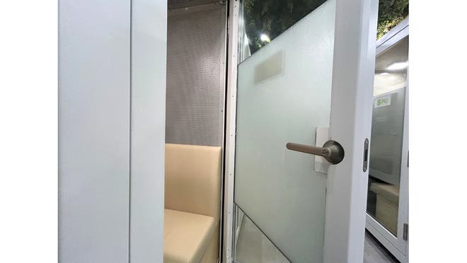 🌟隙間時間の待合室に🌟【銀座駅徒歩5分|飲み物持ち込みOK|2PS】24時間営業/座り心地抜群ソファ/無料Wi-Fi/電源の写真11