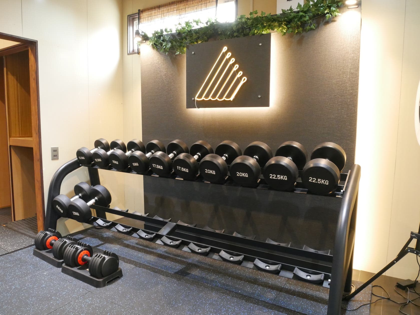 駅から徒歩5分の戸建開放型レンタルジムの写真1