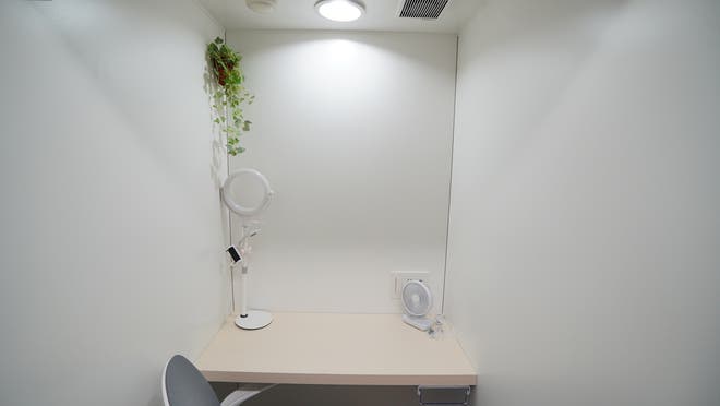 <ビズボ新宿三丁目駅前No.8>【換気ファン付完全個室】新宿三丁目駅E3番出口徒歩2分🚃Wi-Fi📶電源🔌テレワーク/ZOOMの写真2