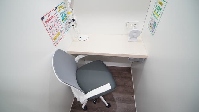 <ビズボ新宿三丁目駅前No.8>【換気ファン付完全個室】新宿三丁目駅E3番出口徒歩2分🚃Wi-Fi📶電源🔌テレワーク/ZOOMの写真1