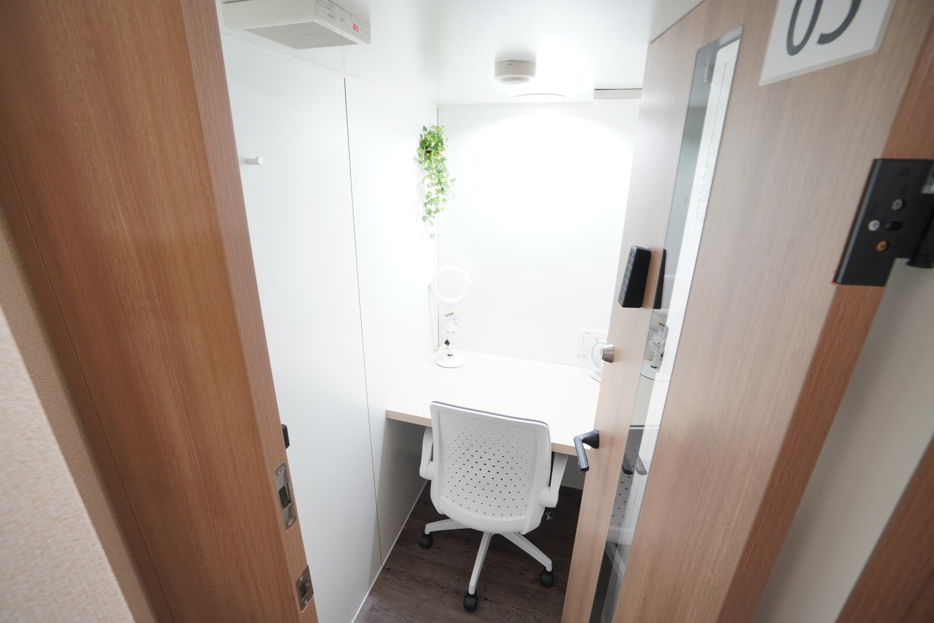 ＜ビズボ東京駅八重洲京橋No.5＞東京駅徒歩4分・京橋駅徒歩2分【完全個室】🚃光回線Wi-Fi📶電源🔌の写真5