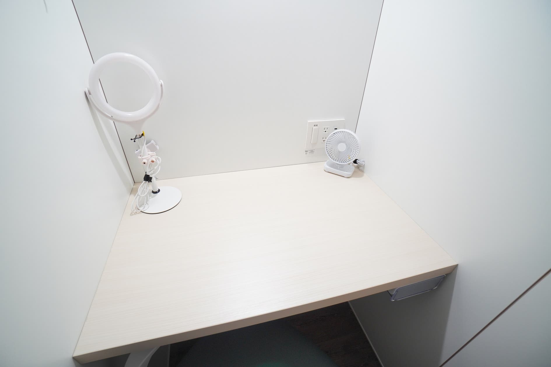 ＜ビズボ東京駅八重洲京橋No.5＞東京駅徒歩4分・京橋駅徒歩2分【完全個室】🚃光回線Wi-Fi📶電源🔌の写真4