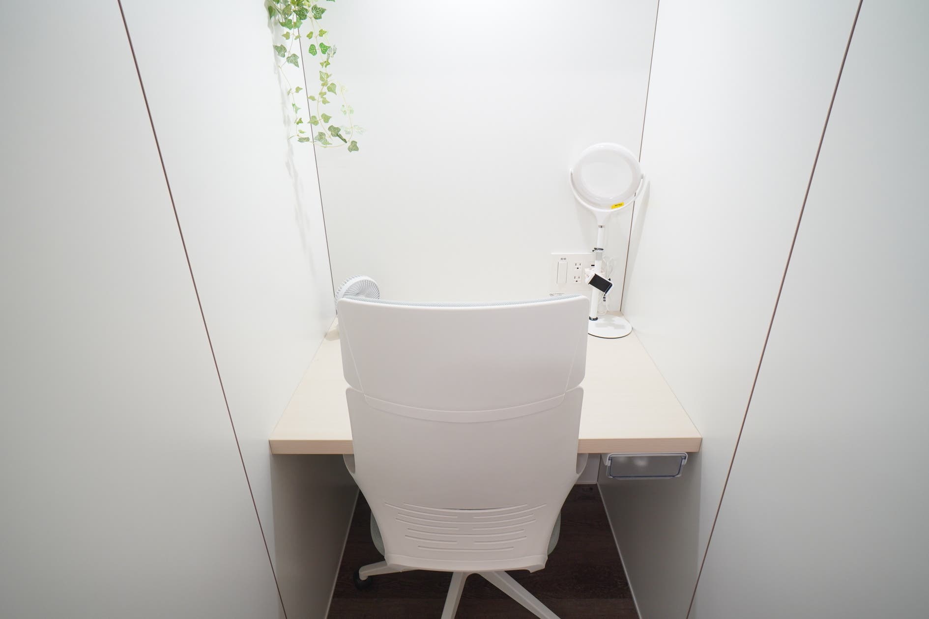 ＜ビズボ東京駅八重洲京橋No.7＞東京駅徒歩4分・京橋駅徒歩2分【完全個室】🚃光回線Wi-Fi📶電源🔌の写真4