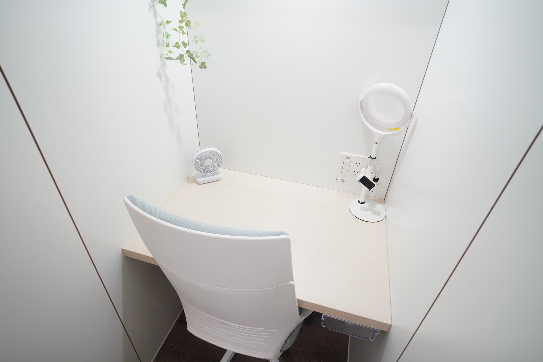 ＜ビズボ東京駅八重洲京橋No.7＞東京駅徒歩4分・京橋駅徒歩2分【完全個室】🚃光回線Wi-Fi📶電源🔌の写真2