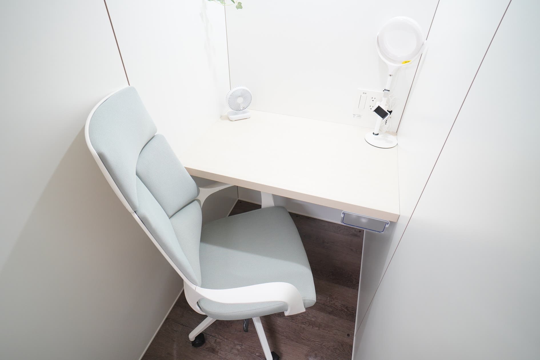 ＜ビズボ東京駅八重洲京橋No.7＞東京駅徒歩4分・京橋駅徒歩2分【完全個室】🚃光回線Wi-Fi📶電源🔌の写真1