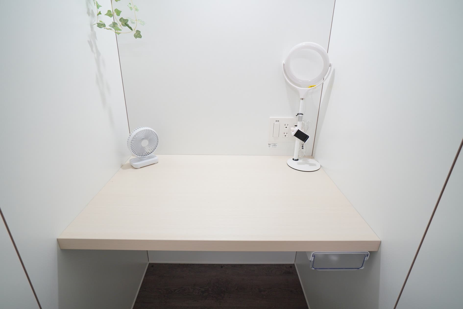 ＜ビズボ東京駅八重洲京橋No.7＞東京駅徒歩4分・京橋駅徒歩2分【完全個室】🚃光回線Wi-Fi📶電源🔌の写真3