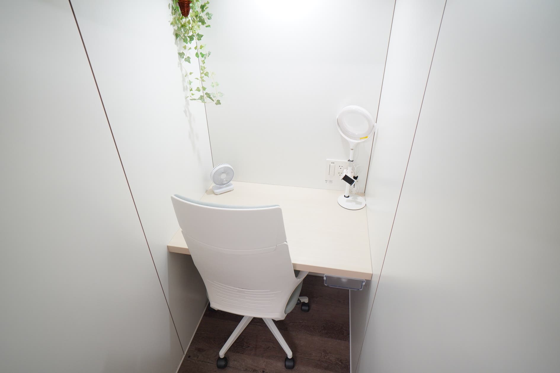 ＜ビズボ東京駅八重洲京橋No.7＞東京駅徒歩4分・京橋駅徒歩2分【完全個室】🚃光回線Wi-Fi📶電源🔌の写真5