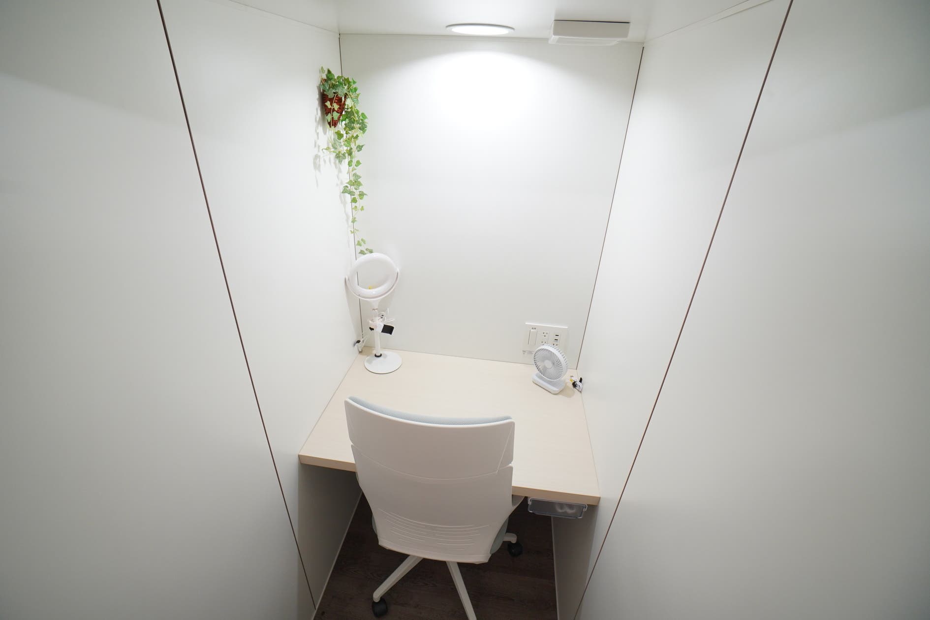 ＜ビズボ東京駅八重洲京橋No.9＞東京駅徒歩4分・京橋駅徒歩2分【完全個室】🚃光回線Wi-Fi📶電源🔌の写真5