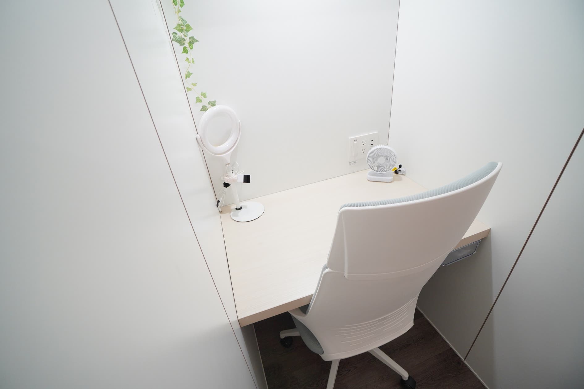 ＜ビズボ東京駅八重洲京橋No.9＞東京駅徒歩4分・京橋駅徒歩2分【完全個室】🚃光回線Wi-Fi📶電源🔌の写真2