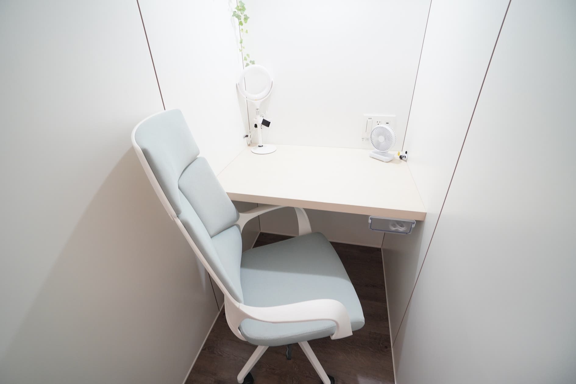 ＜ビズボ東京駅八重洲京橋No.9＞東京駅徒歩4分・京橋駅徒歩2分【完全個室】🚃光回線Wi-Fi📶電源🔌の写真1