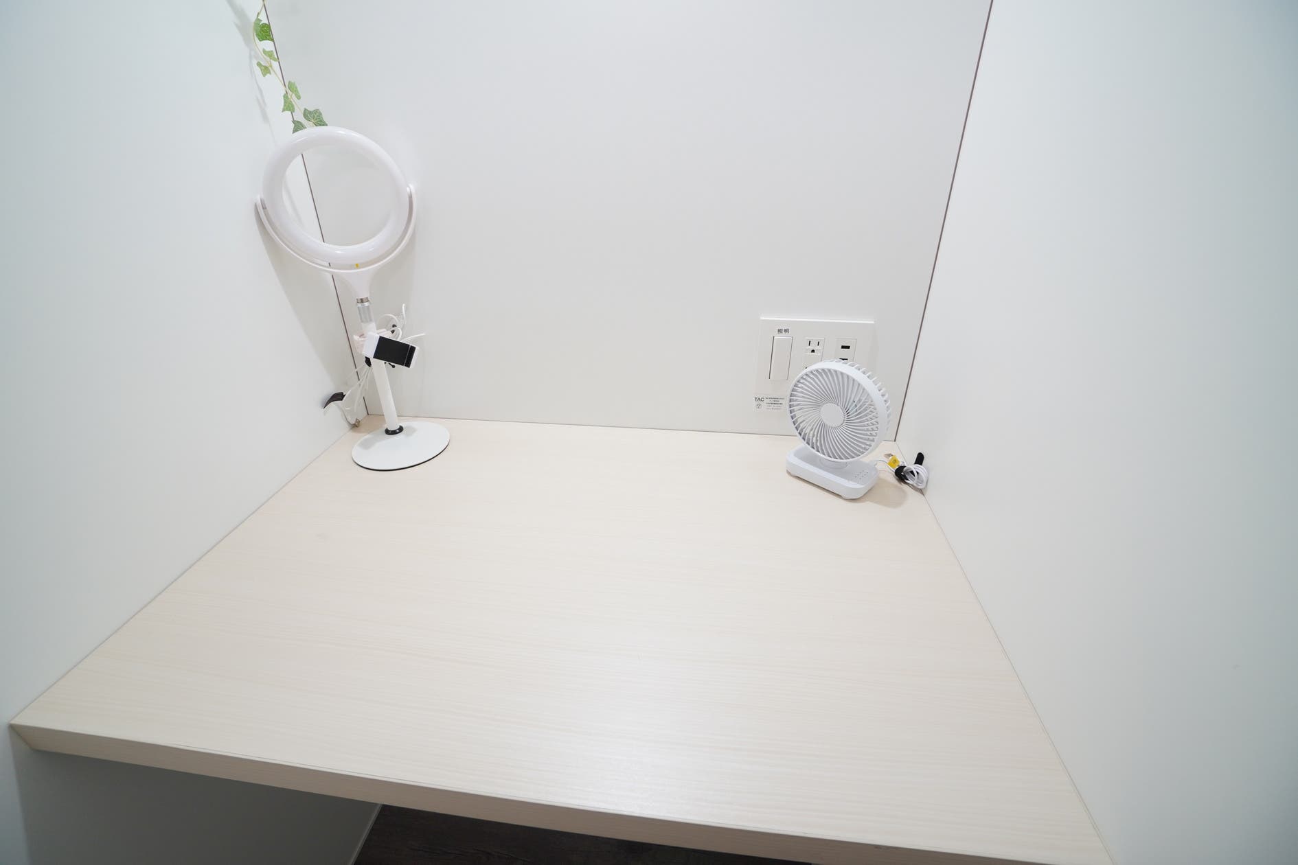 ＜ビズボ東京駅八重洲京橋No.9＞東京駅徒歩4分・京橋駅徒歩2分【完全個室】🚃光回線Wi-Fi📶電源🔌の写真3