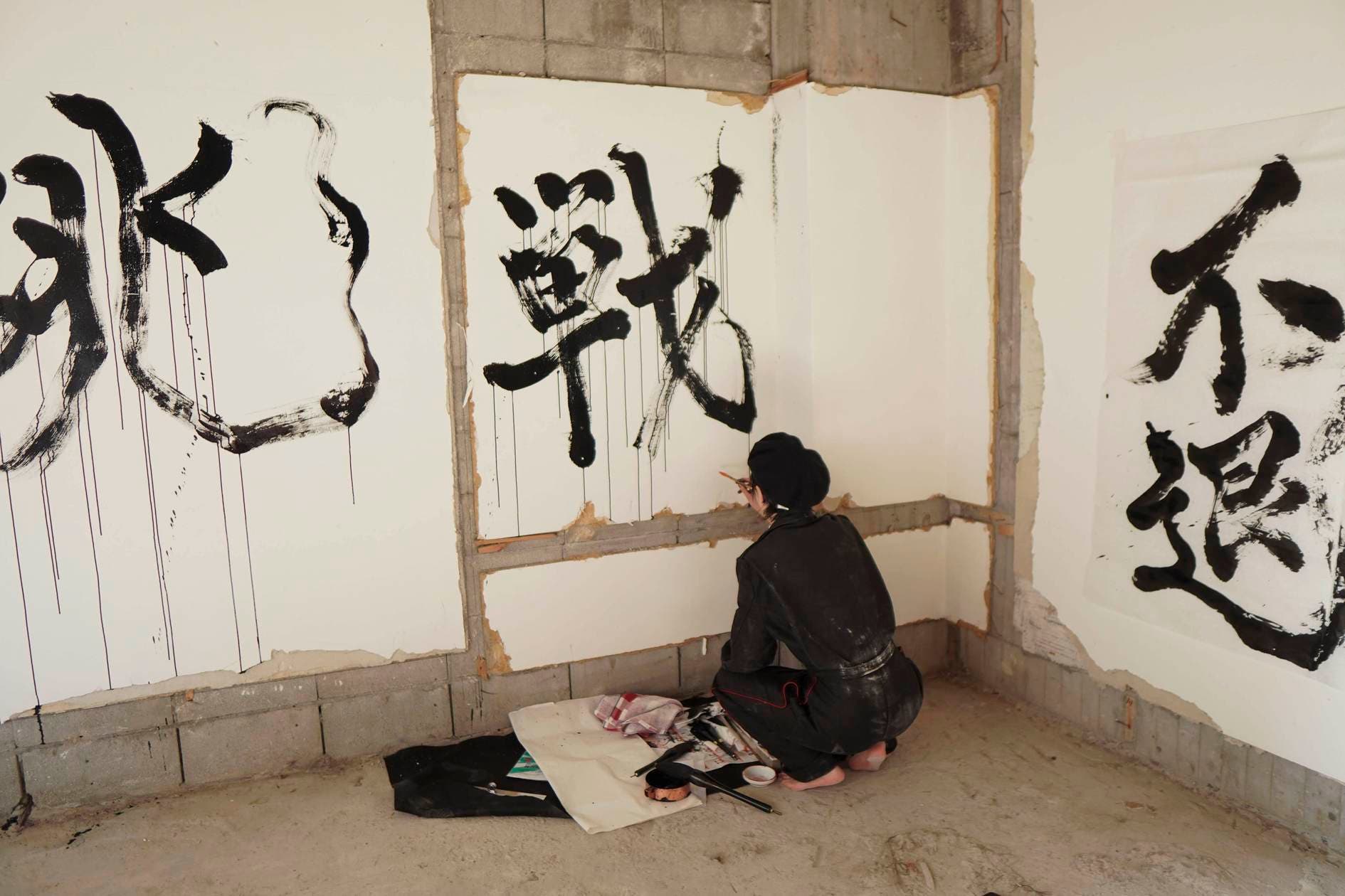 撮影やパフォーマンスに！コンクリート打ちっぱなしの壁に書道作品があるアトリエの写真5