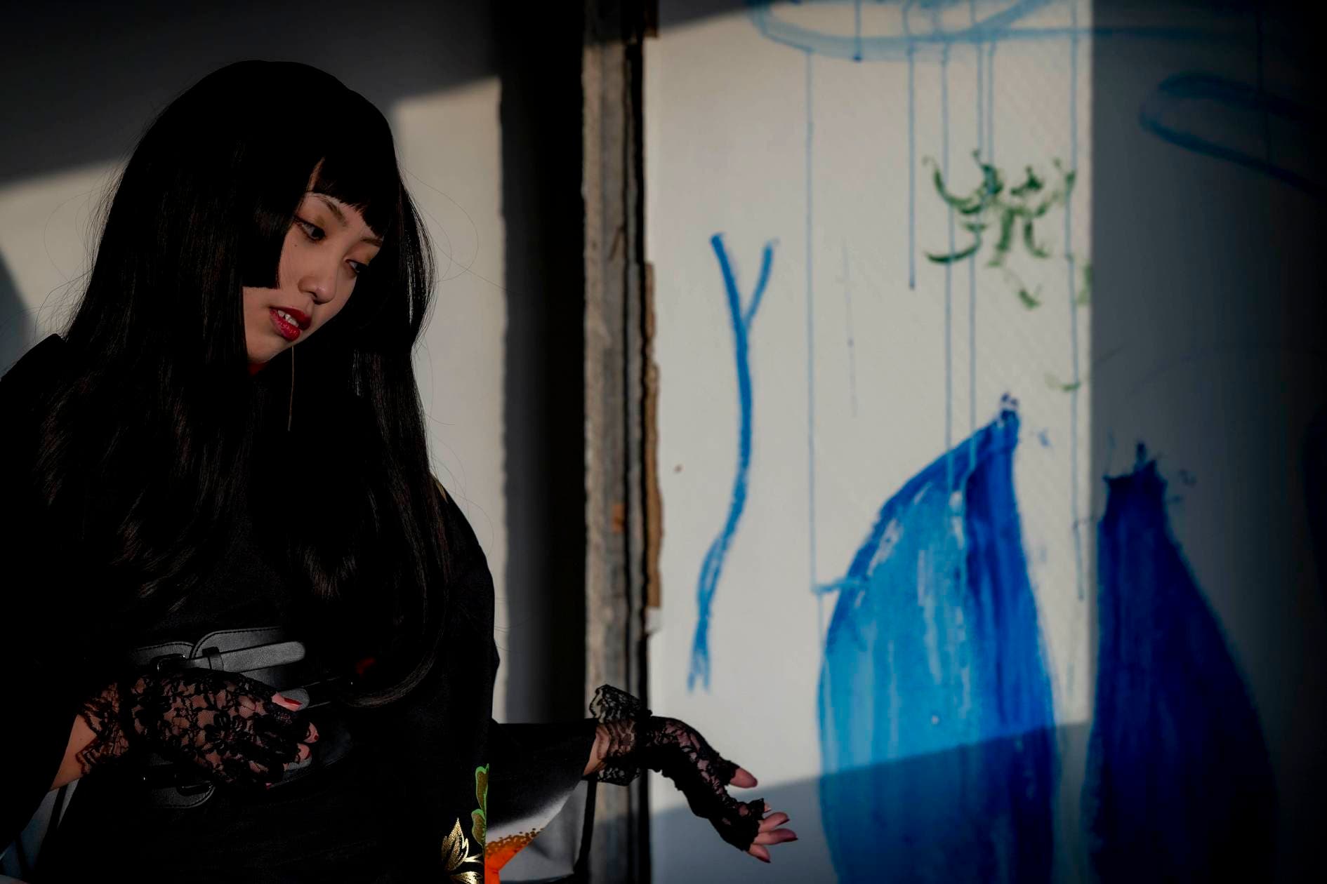 撮影やパフォーマンスに！コンクリート打ちっぱなしの壁に書道作品があるアトリエの写真6