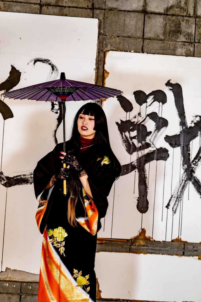 撮影やパフォーマンスに！コンクリート打ちっぱなしの壁に書道作品があるアトリエの写真7