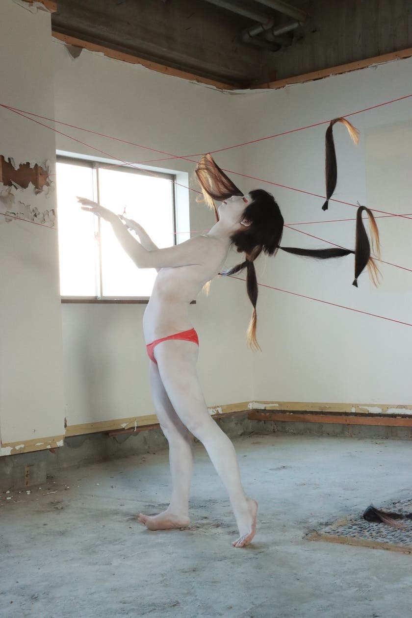 撮影やパフォーマンスに！コンクリート打ちっぱなしの壁に書道作品があるアトリエの写真9