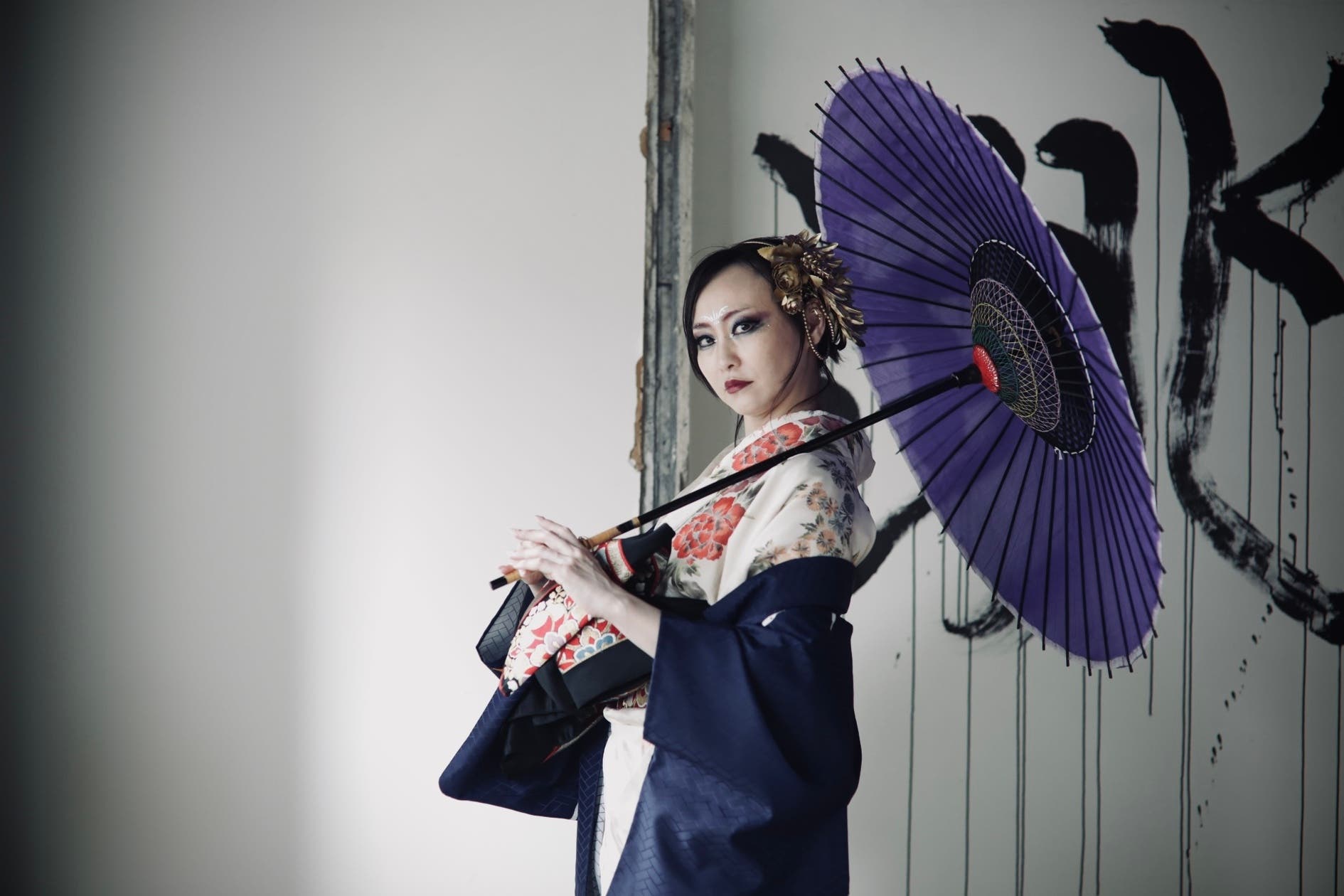 撮影やパフォーマンスに！コンクリート打ちっぱなしの壁に書道作品があるアトリエの写真11