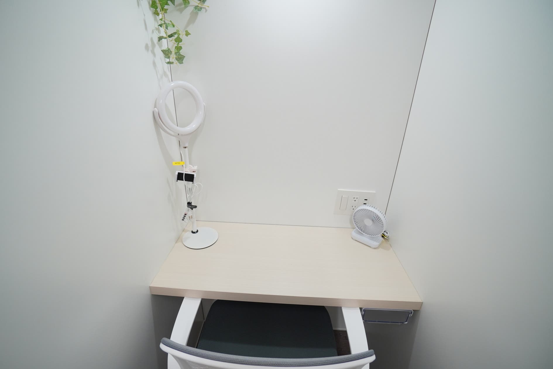 ＜ビズボ新宿三丁目駅前No.10＞【換気ファン付完全個室】新宿三丁目駅E3番出口徒歩2分🚃Wi-Fi📶電源🔌テレワーク/ZOOMの写真2