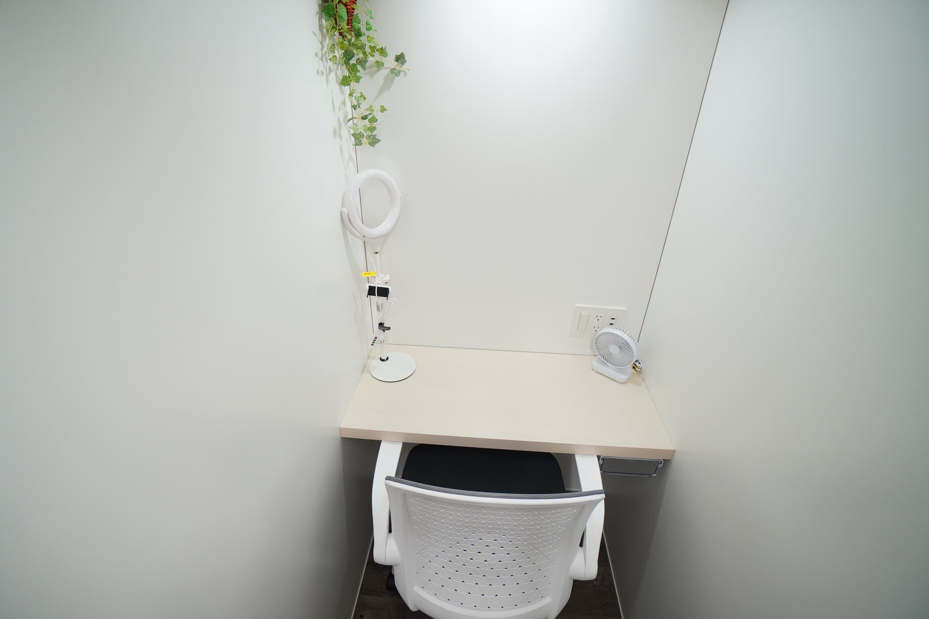 ＜ビズボ新宿三丁目駅前No.10＞【換気ファン付完全個室】新宿三丁目駅E3番出口徒歩2分🚃Wi-Fi📶電源🔌テレワーク/ZOOMの写真3