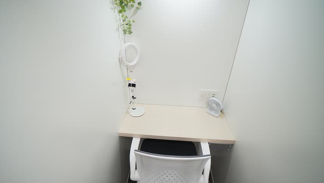 <ビズボ新宿三丁目駅前No.10>【換気ファン付完全個室】新宿三丁目駅E3番出口徒歩2分🚃Wi-Fi📶電源🔌テレワーク/ZOOMの写真3