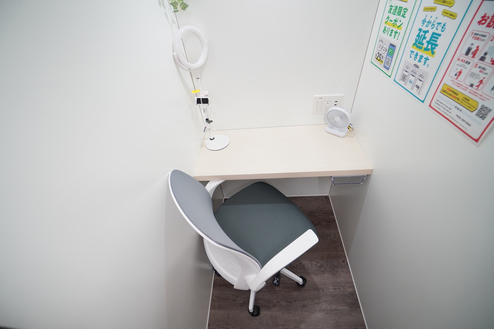 ＜ビズボ新宿三丁目駅前No.10＞【換気ファン付完全個室】新宿三丁目駅E3番出口徒歩2分🚃Wi-Fi📶電源🔌テレワーク/ZOOMの写真1