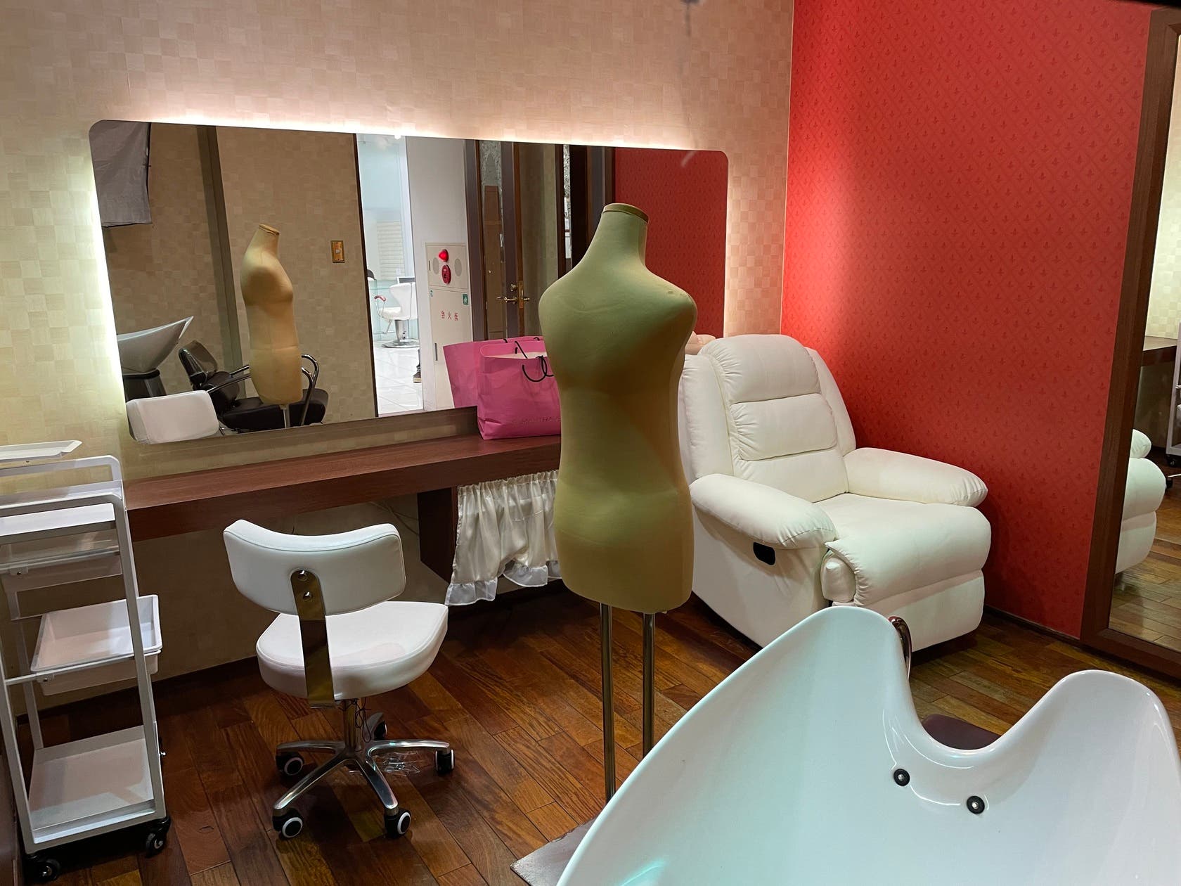 【EARTH 北浦和店】まつエク専用席★大型サロンに併設されたレンタルサロン✂︎フリーランス/個人練習/美容業に最適♪の写真1
