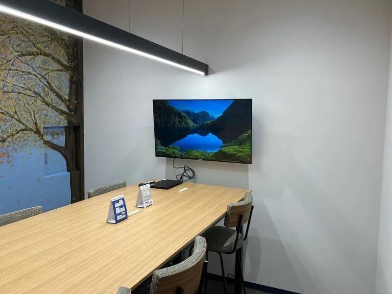 モニター新設★6人用会議室！リニューアル工事完了！Wi-Fi無料/コンセント完備/web会議/打合せ/コワーク等の写真1