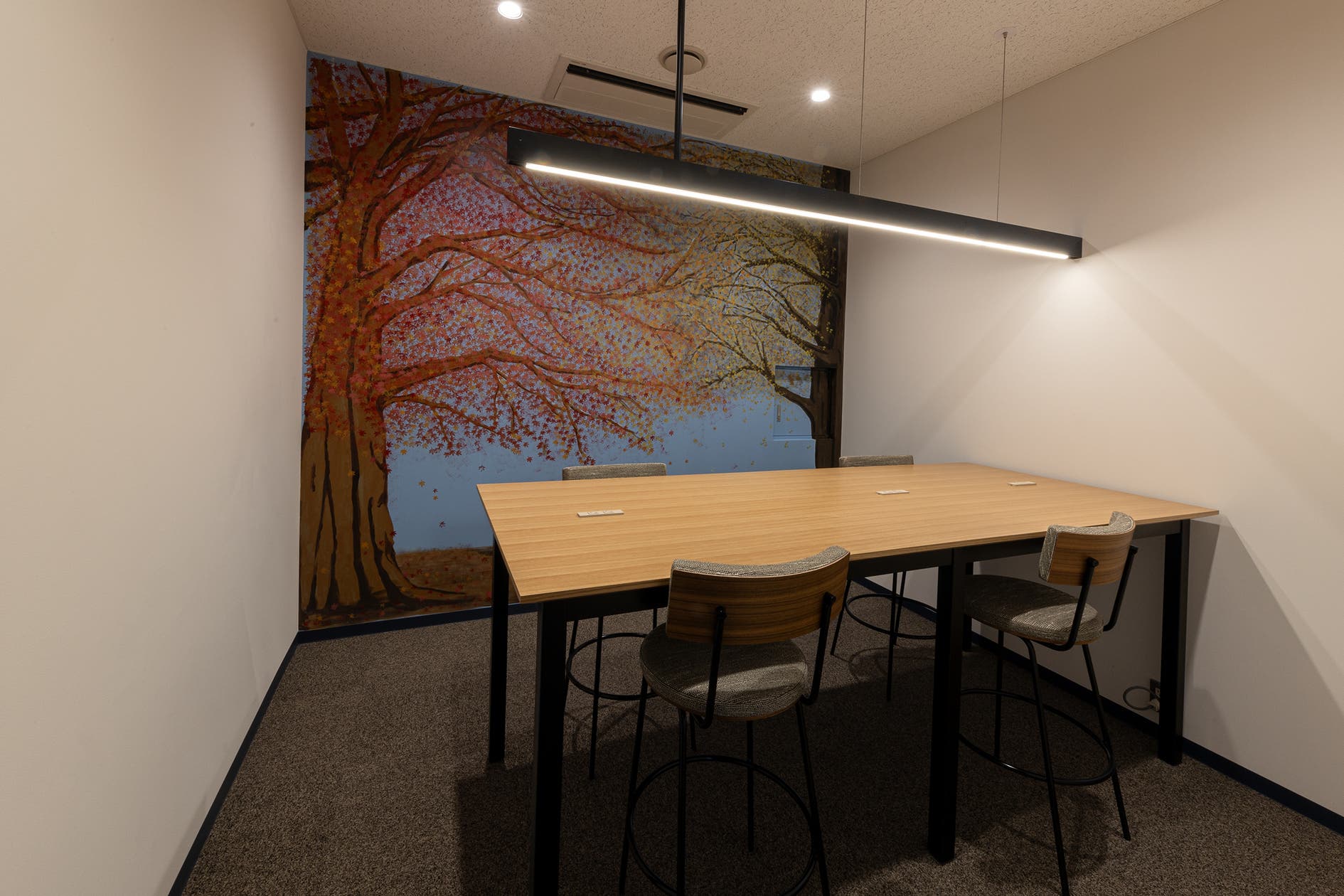 モニター新設★6人用会議室！リニューアル工事完了！Wi-Fi無料/コンセント完備/web会議/打合せ/コワーク等の写真2