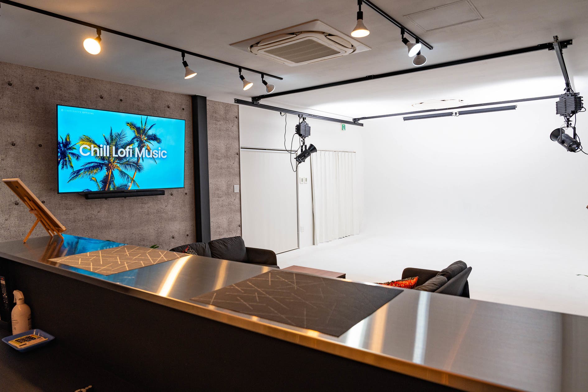 【佐賀県有田町】白ホリ撮影スタジオ/BARの雰囲気/機材貸出無料/車10台以上駐車可能の写真4