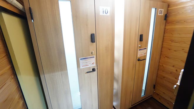 <ビズボ新宿三丁目駅前No.10>【換気ファン付完全個室】新宿三丁目駅E3番出口徒歩2分🚃Wi-Fi📶電源🔌テレワーク/ZOOMの写真4