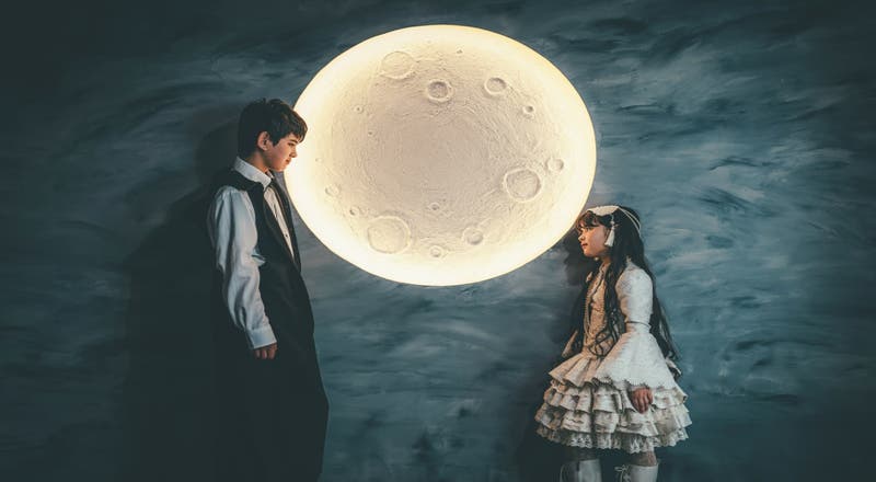 満月のグラデーションと超大型ドライフラワー造形｜一日中自然光が降り注ぐ本格撮影スタジオ｜大型バルコニー有