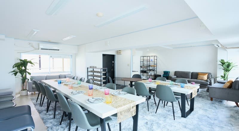 【駅徒歩6分ゴミ捨て無料】30名着席🛋️120㌅スクリーン🏔️Wi-Fi🛜パーティ🎊女子会👗ママ会👶会議💻打ち上げ