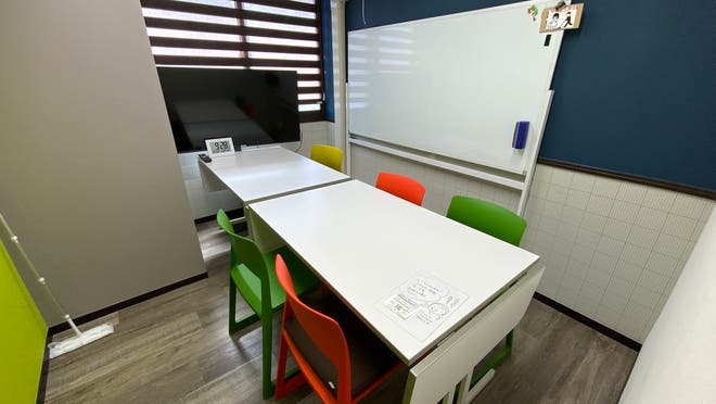 トップホスト【毎日消毒安心の個室】03黄緑部屋仙台駅徒歩5分 会議、ミーティング、リモートワークの用途に!4人利用可能♪の写真1