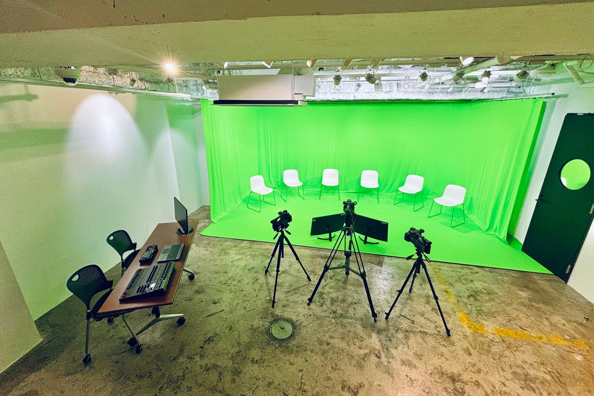 駅徒歩1分！グリーンバック/高速ネット回線完備！配信や番組収録、インタビュー動画や対談撮影など様々な用途でご利用いただけます！の写真3