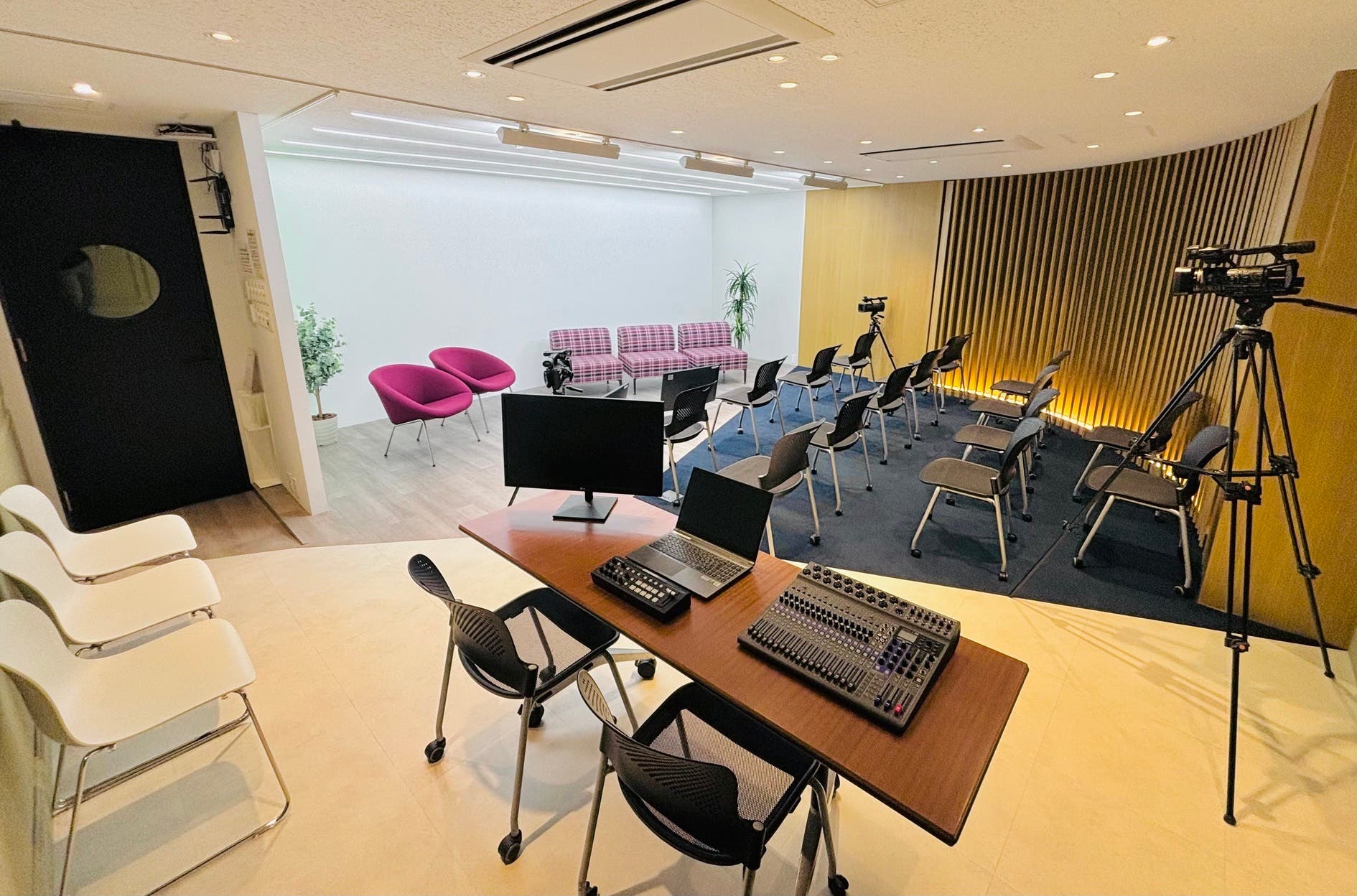 駅徒歩1分！配信や番組収録、インタビュー動画や対談撮影など様々な用途でご利用いただけます！グリーンバック合成も可能！の写真5