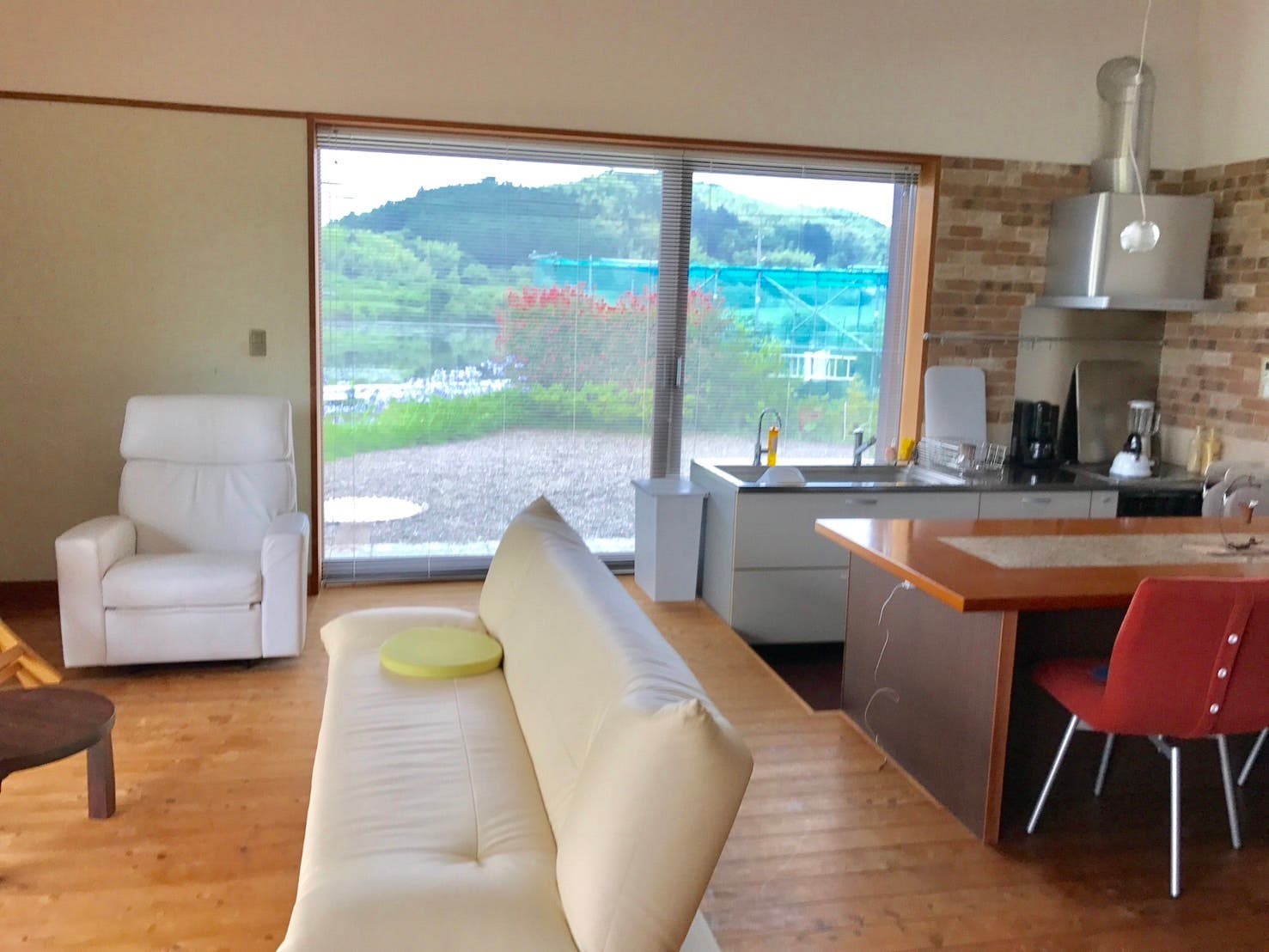 田園風景、峰山の景色と、鴨が泳ぐ風景に感激する別荘スペースの写真5