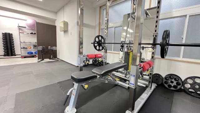 【川崎駅】1階の広々した空間!パーソナル向け設備も充実のレンタルジム 右の部屋① MIYAZAKI GYM川崎店の写真1